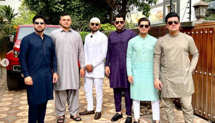 Babar Azam celebrates Eid with brothers squad - Cricket - geosuper.tv