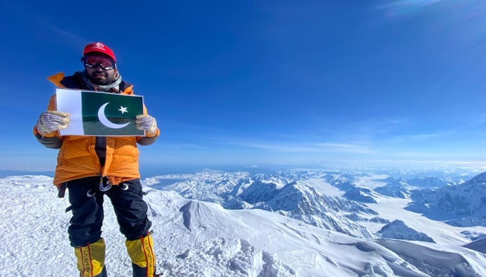Asad Memon hoists Pakistan's flag at North America's highest peak ...