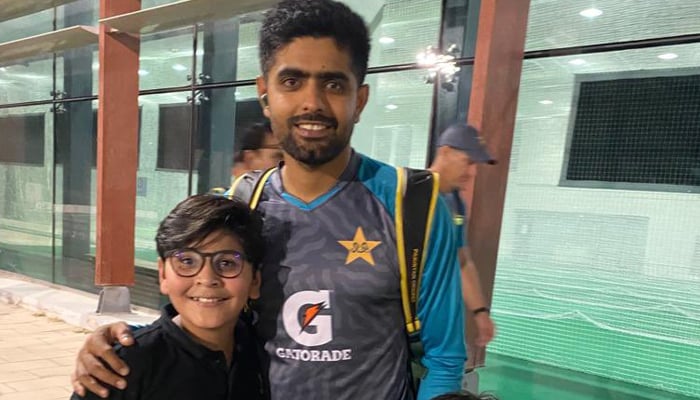 Babar Azam fulfills dream of his little fan - Cricket - geosuper.tv