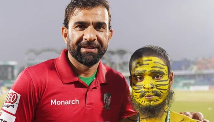 BPL 2023: Iftikhar Ahmed poses with Bangladeshi fan - Cricket Leagues ...