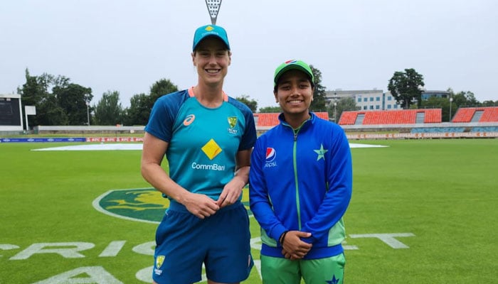 WATCH: Fatima Sana finally meets her favorite Ellyse Perry ...