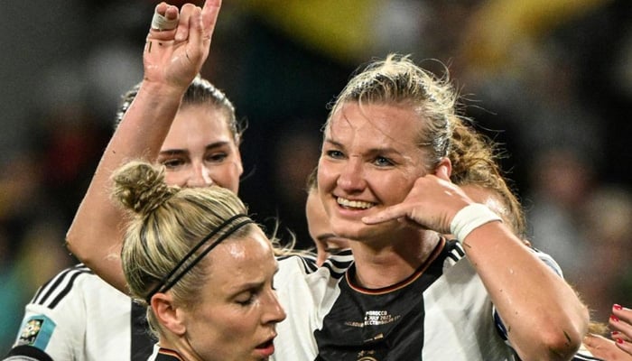 Alexandra Popp returns with a bang, leads Germany to convincing victory ...